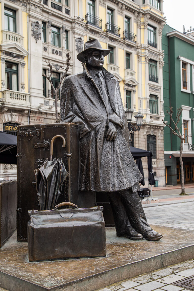 Explore the sculptures of Oviedo - Spain by Hanne